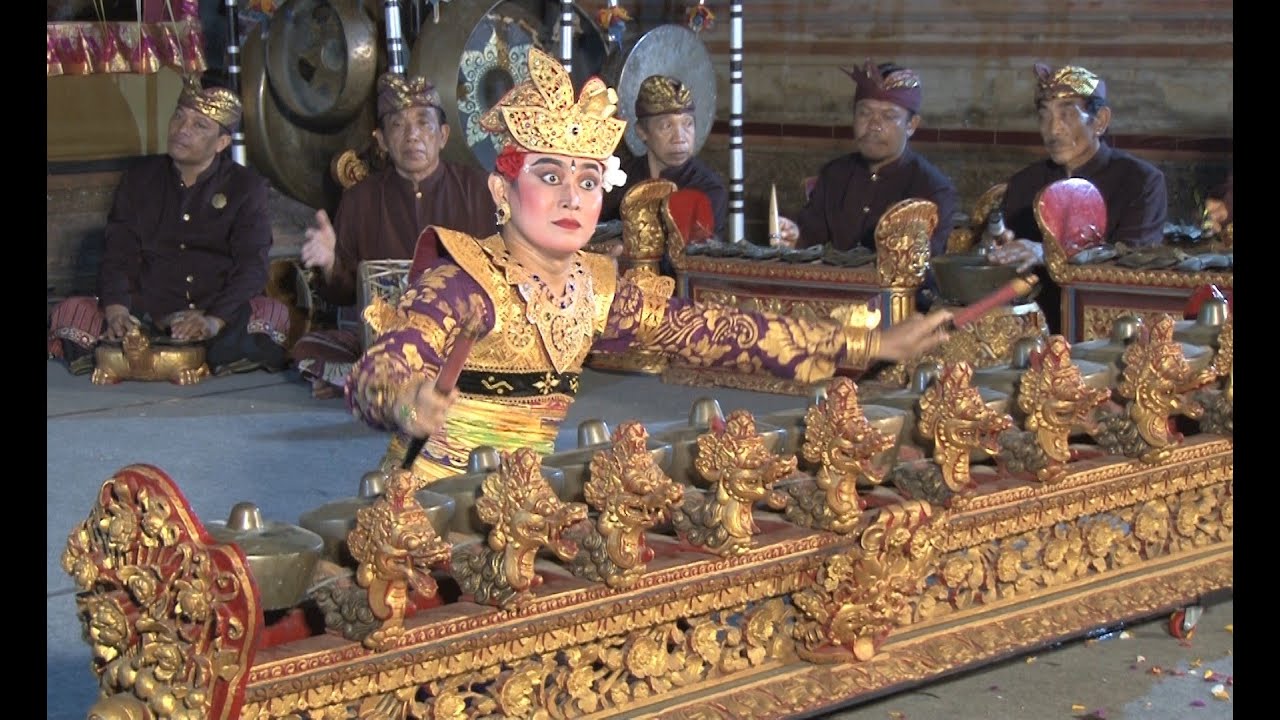 Kebyar Trompong in Puri Peliatan (dancer: Dek Alo) - YouTube