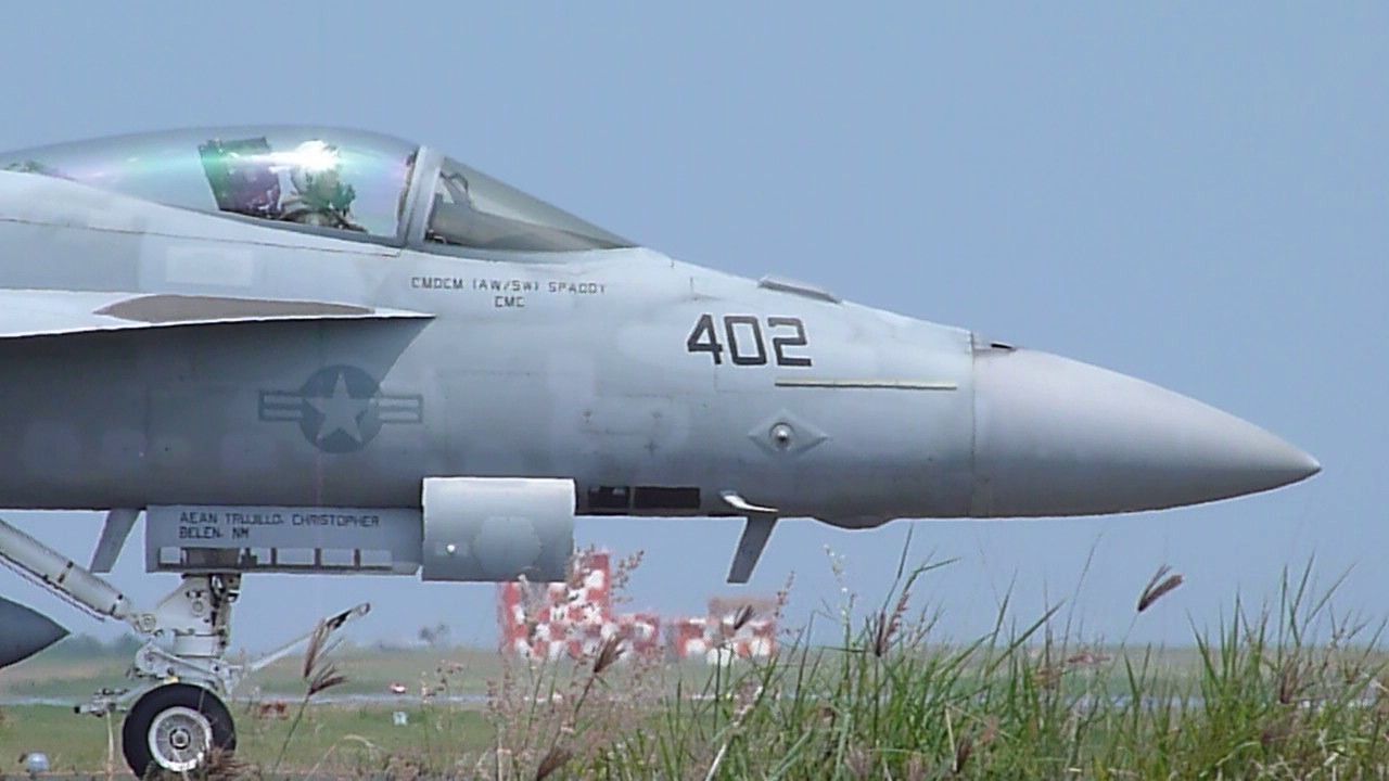 厚木基地所属F/A-18＆EA-18G FCLP - YouTube