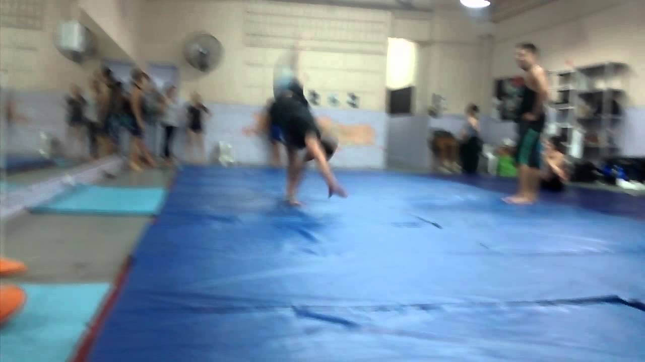 Acro Jump - Escuela de acrobacia - YouTube