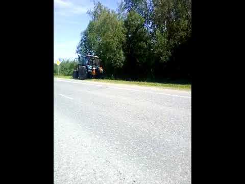Мужик уснул в тракторе
