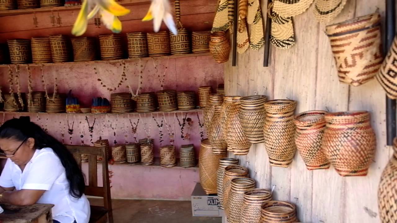 Artesanías en Mitú, capital del Departamento del Vaupés, Colombia ...