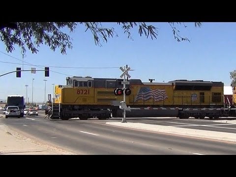 Union Pacific Intermodal Train through Crossing - YouTube