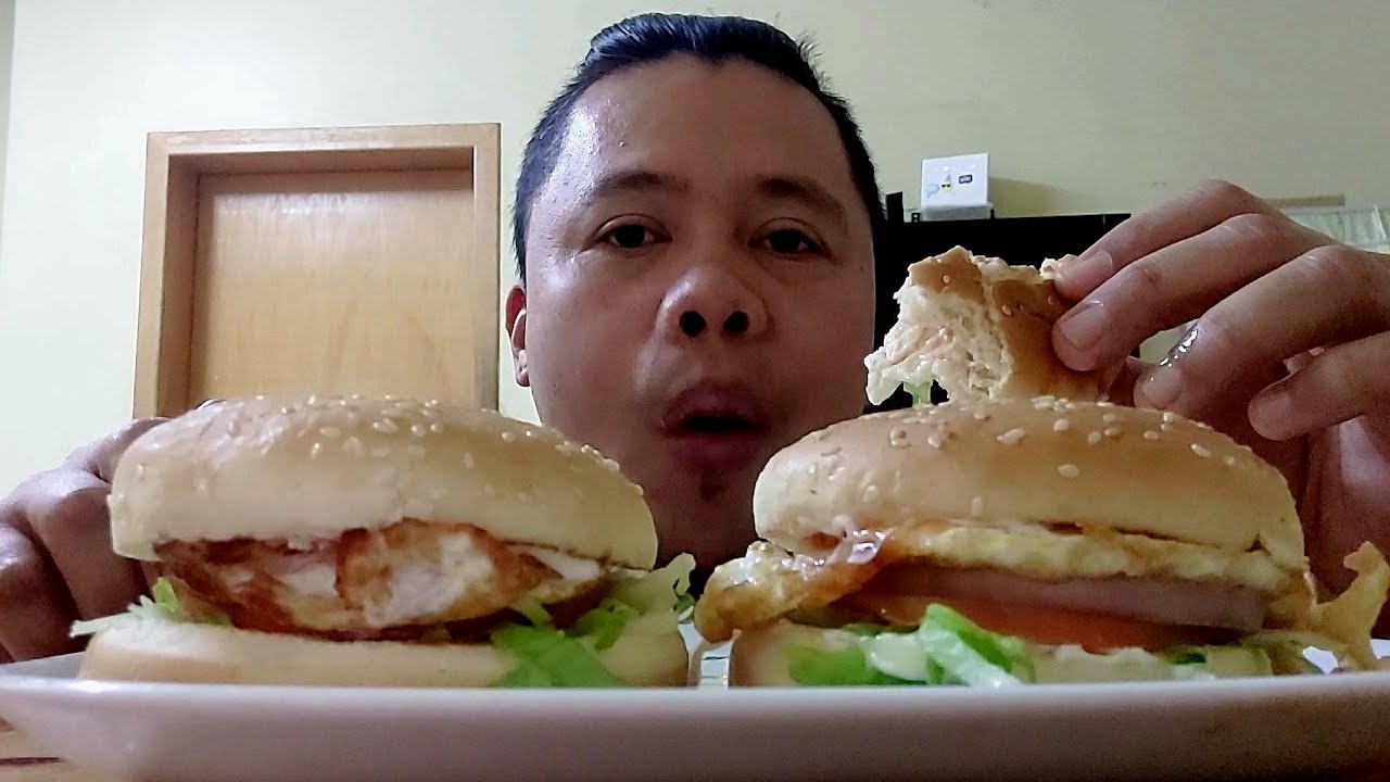 Mabentang Egg Burger sa Kanto | Simple Egg Sandwich Street Food - YouTube