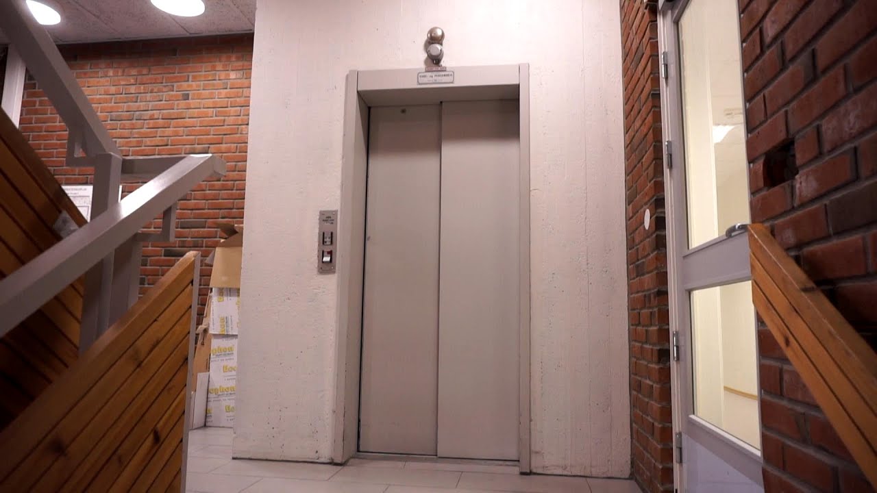 Reber Schindler (DEVE) holeless hydraulic elevator @ Christian IV's ...