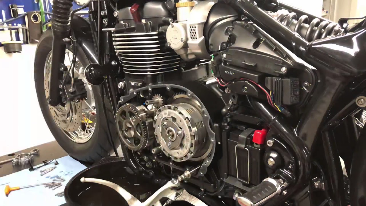 Changing a engine cover on a Triumph Speedmaster - YouTube