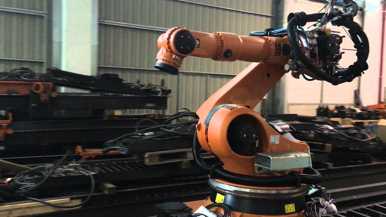Kuka KR150-2 S2000 industrial robot on a linear track - snake motion ...