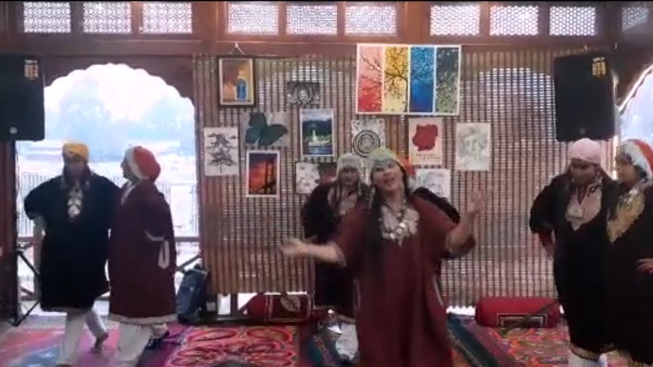 KASHMIRI TRADITIONAL ROUF DANCE BY KASHMIRI GIRLS - YouTube