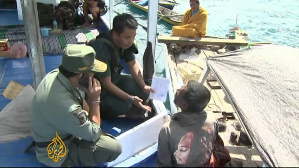 Fishermen bomb Indonesian coral reef - YouTube