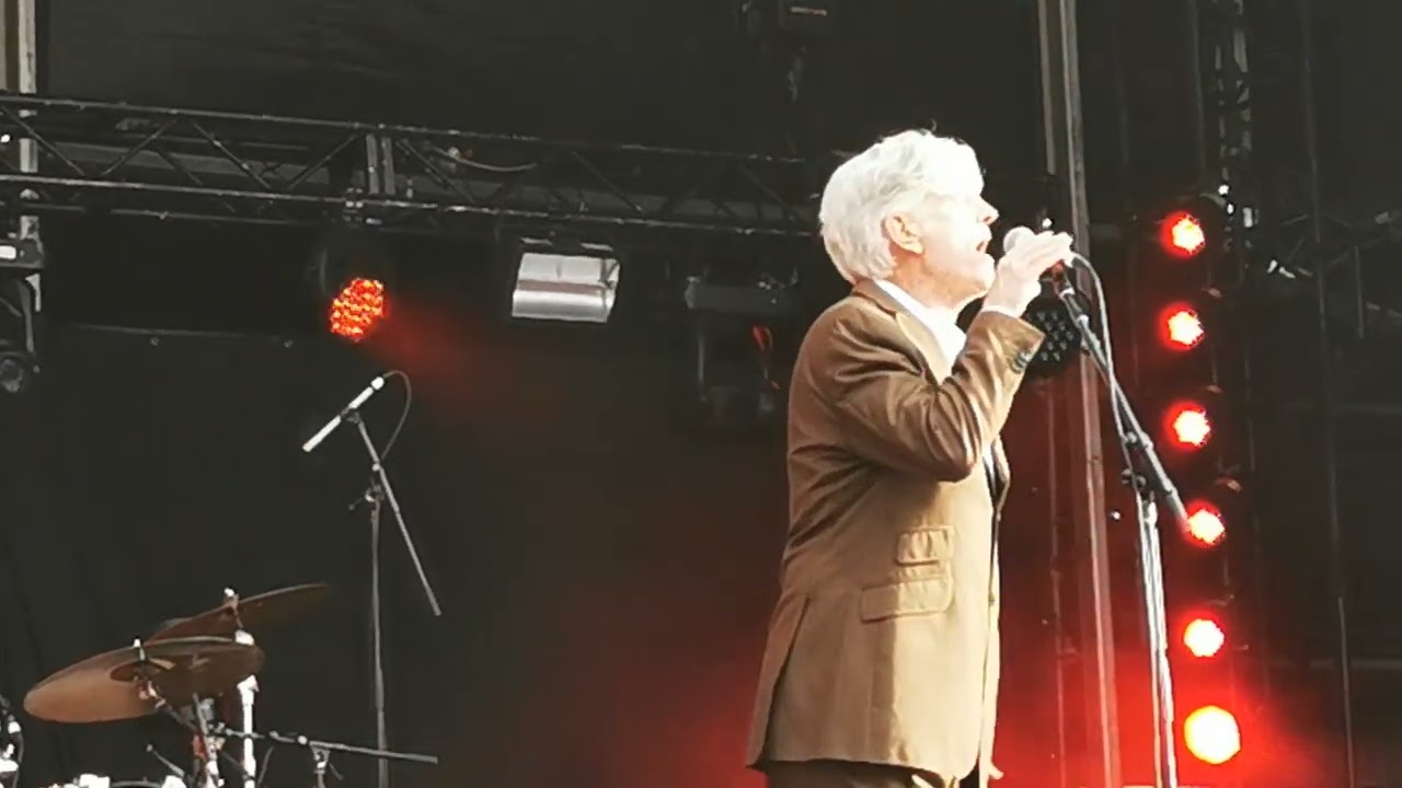 I see red - Tim Finn Split Enz - YouTube