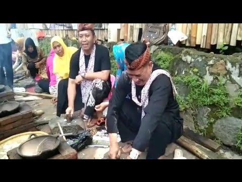 Ngetok Emping Bergotong Royong. (Ngetok Emping Working Together.)