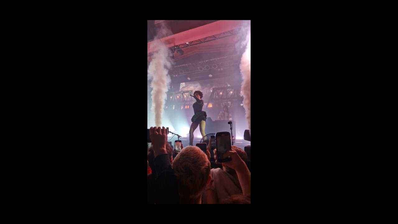 Ice Spice 'Bikini Bottom' live in Berlin Y2K World Tour - YouTube