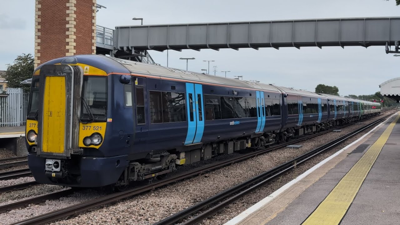 Southeastern Class 377521 and 377128 at Paddock Wood 07/08/2025 - YouTube