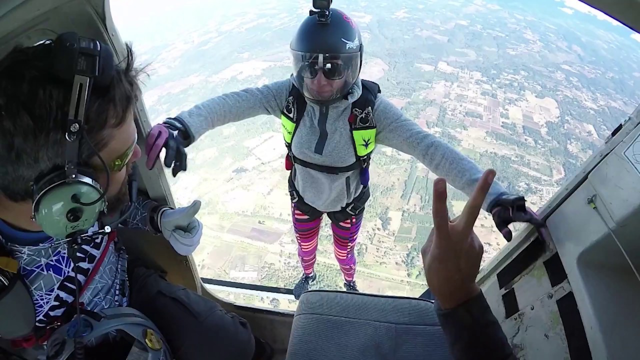 Hangar Dance - 2017 - Skydiving into a private party from a helicopter ...