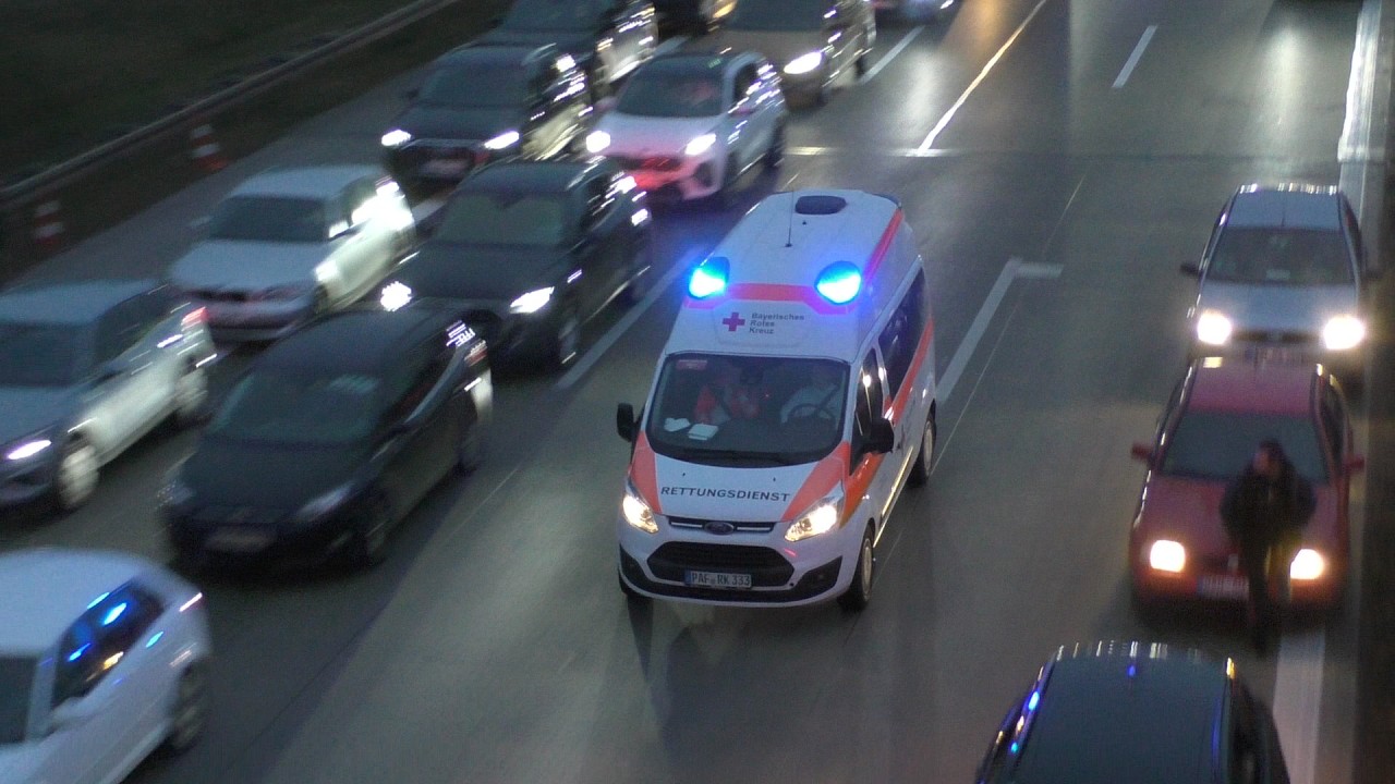 KTW 2 BRK Pfaffenhofen | Einsatzfahrt Rettungsgasse Autobahn - YouTube