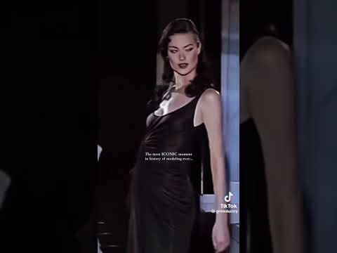 Modellik tarihinin en ikonik anı #keşfet #model #runway #fashion #runwaymodel #music #remix
