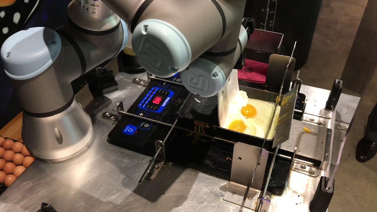 Frying eggs with a robot at MSocial hotel in Singapore - YouTube