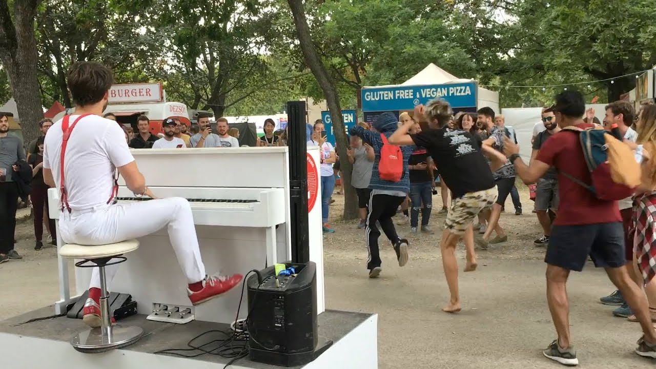 Piano Busker and his crowd celebrate Freddie Mercury’s music - YouTube