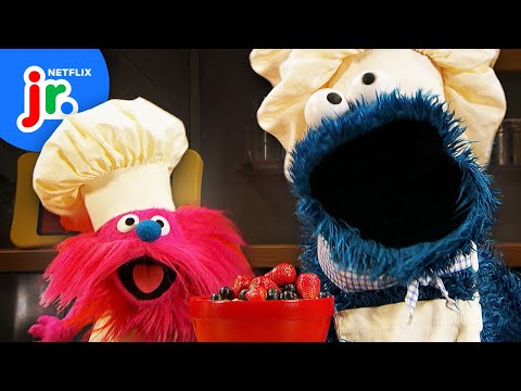 Cookie Monster Makes Oatmeal 🥣🍪 Sesame Street | Netflix Jr