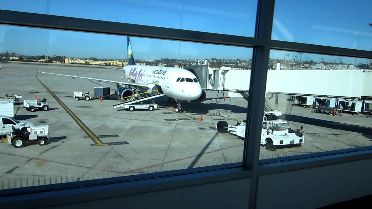 Volaris Gate 20 San Diego (KSAN) XA-VOQ "CHICAGO" - YouTube