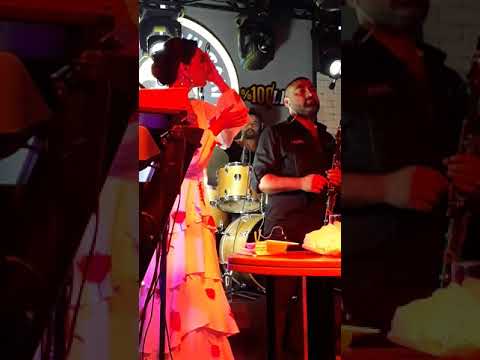 Öykü gürman evlerinin önü boyalı direk çanlı konser