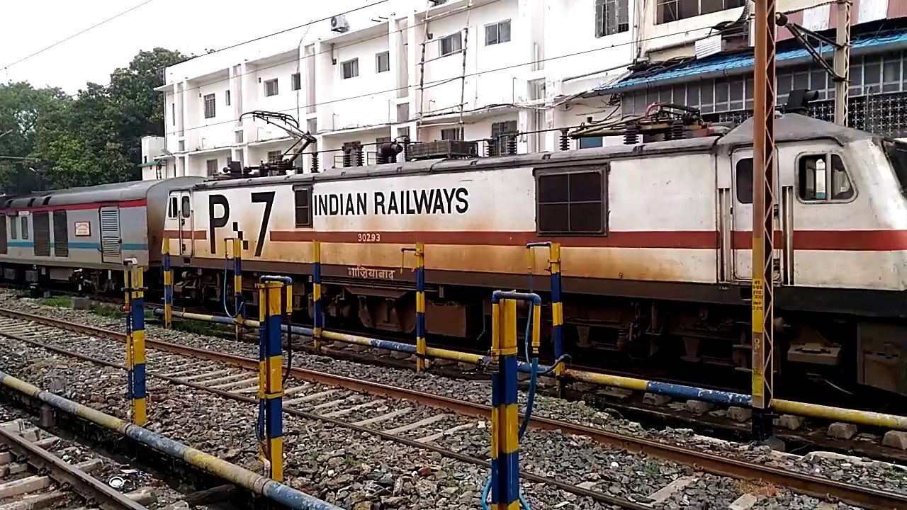 12314 SEALDAH RAJDHANI Express arriving Dhanbad [Full HD] - YouTube