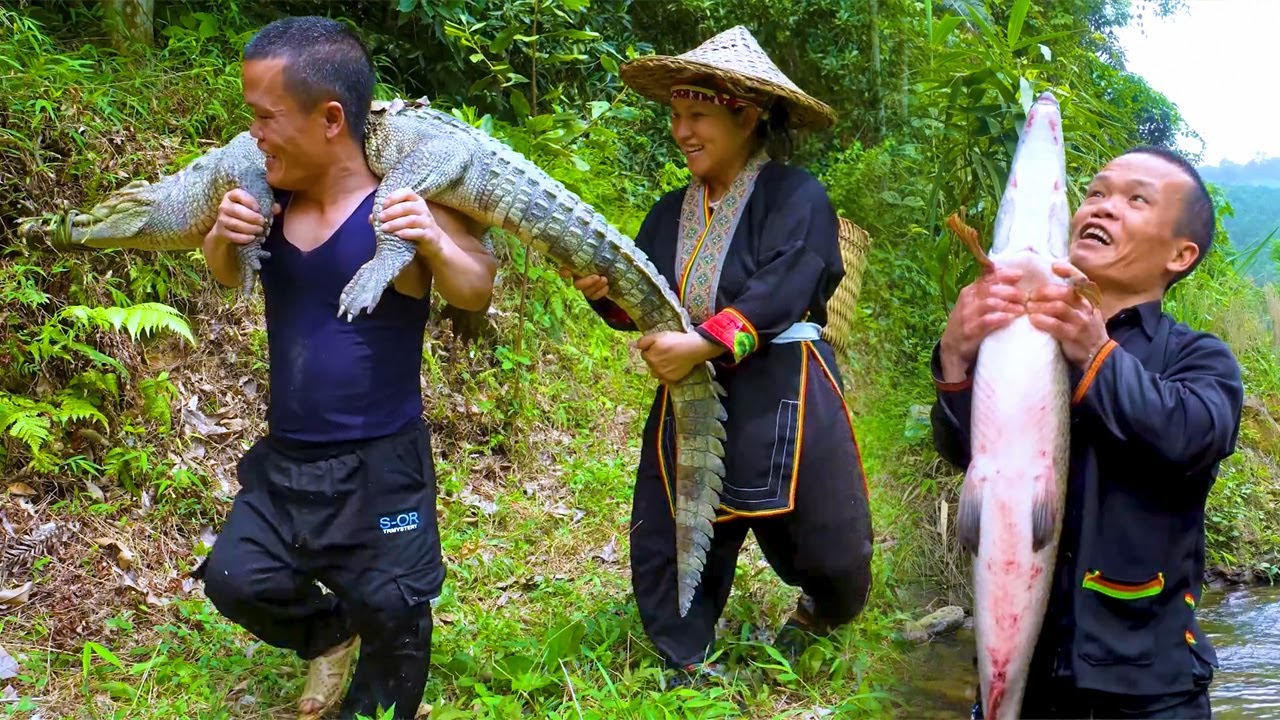 Dwarf Family Catching Snails & Fish Meets a Crocodile - Dwarf Family ...