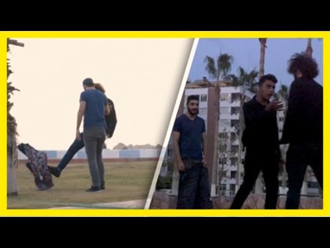 Namaz kılan gencin seccadesine tekme atılırsa...