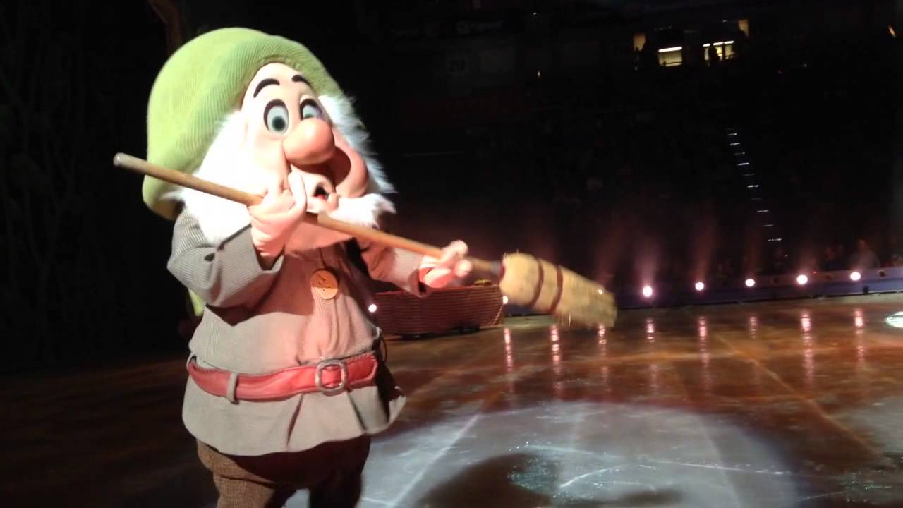 Disney On Ice—Snow White - YouTube