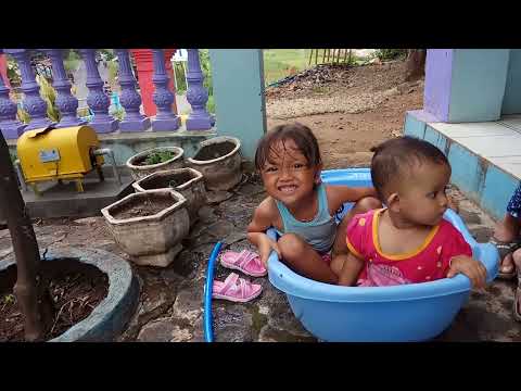 Ludfa Mandi Pagi Bareng Kakak Tasya