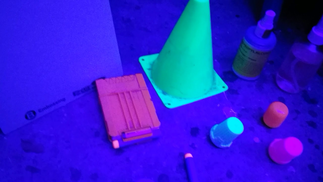 Demonstration of UV lighting. - YouTube