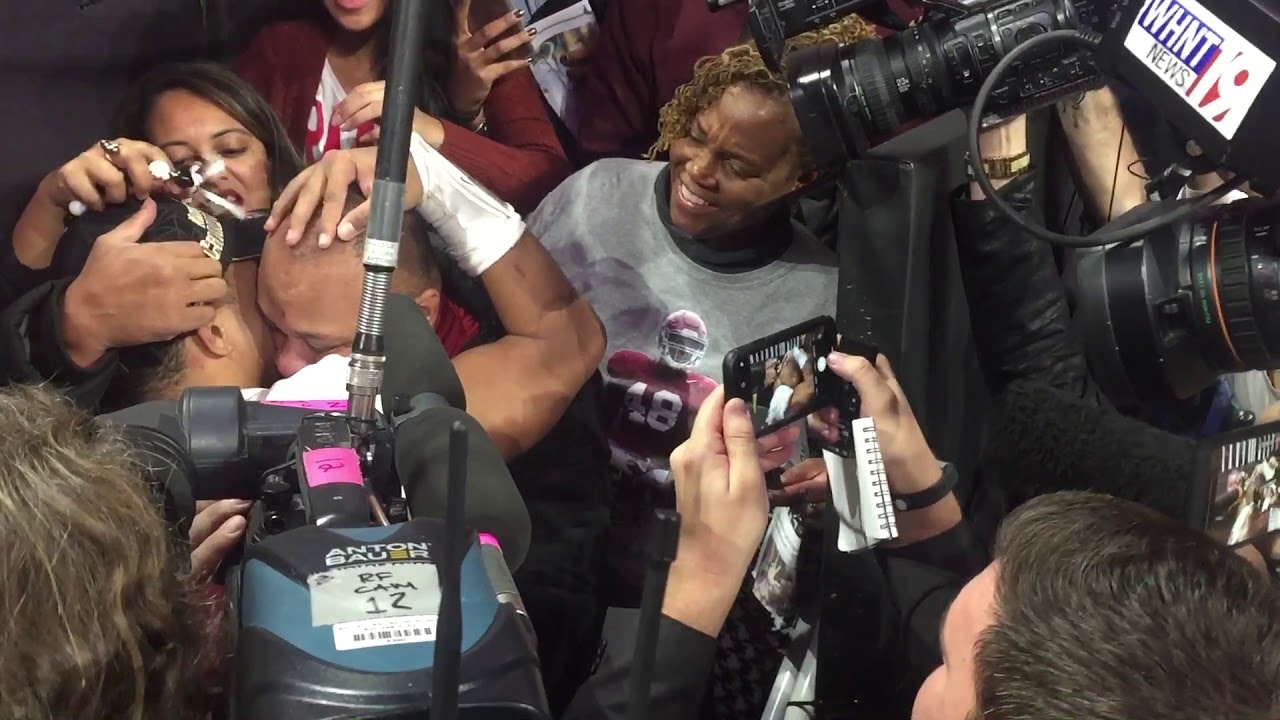Tua Tagovailoa celebrates with his parents after winning national ...