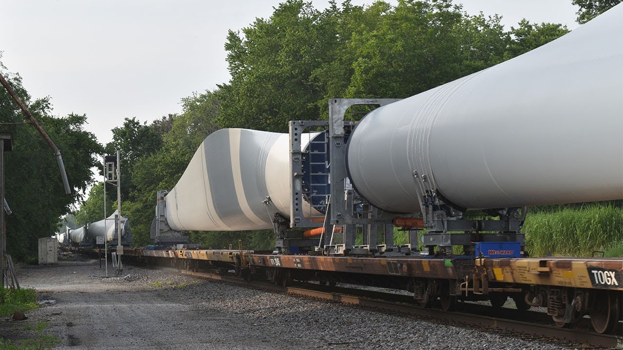 Loaded Wind Turbine Blade Train - YouTube