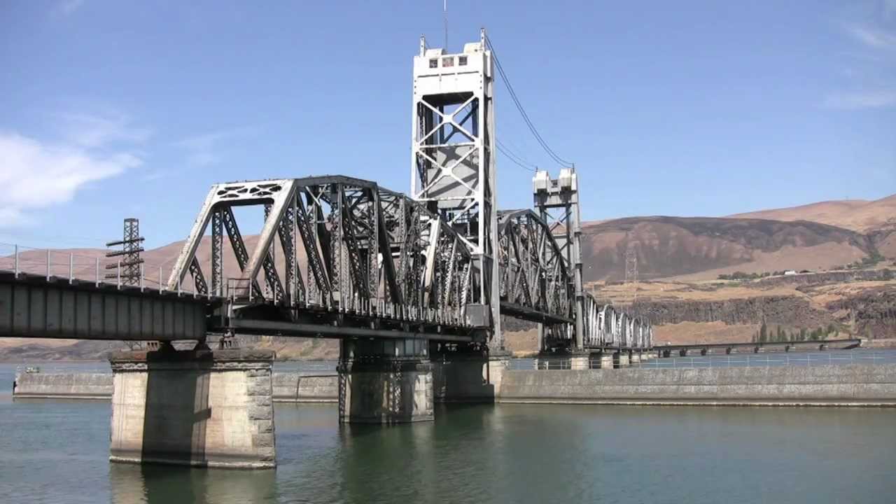 Celilo Bridge (Oregon Trunk Rail Bridge) in Action - YouTube
