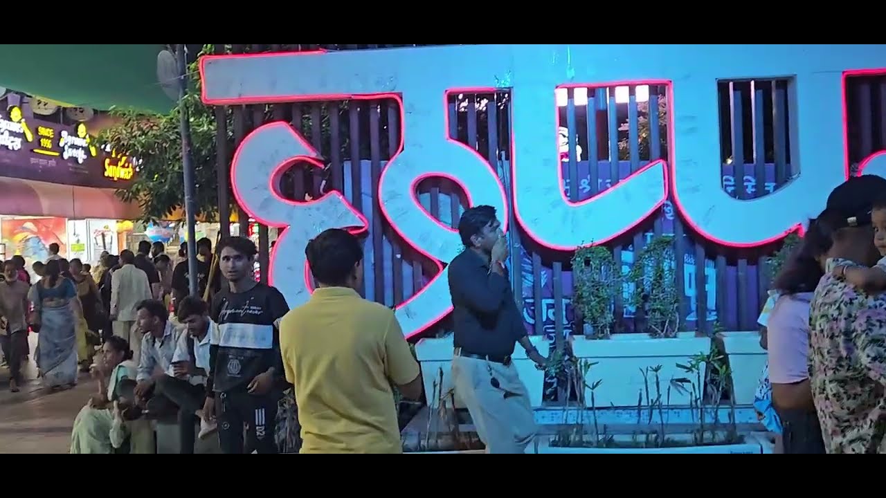 Indore Famous Street Food tour || 56 Dukan, | indore's Unique street food | Shubhani Vlogs - YouTube