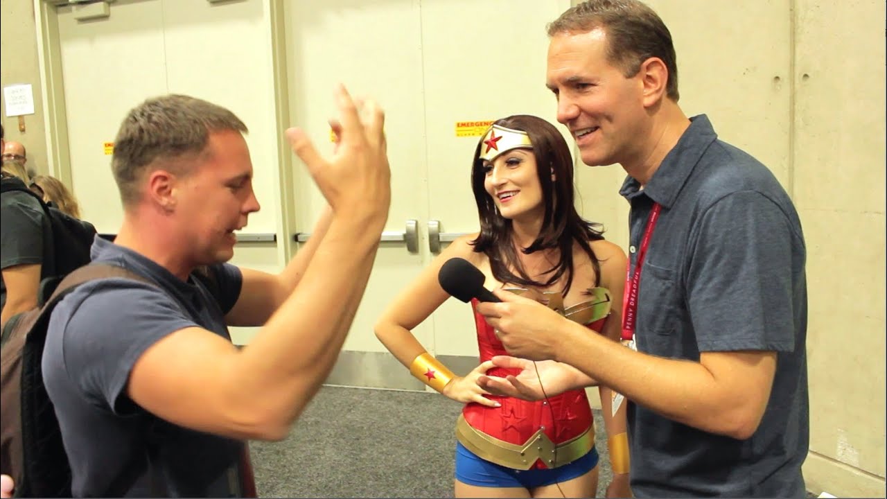 Excited Fan Crashes Wonder Woman at Comic-Con 2014 (full clip) - YouTube