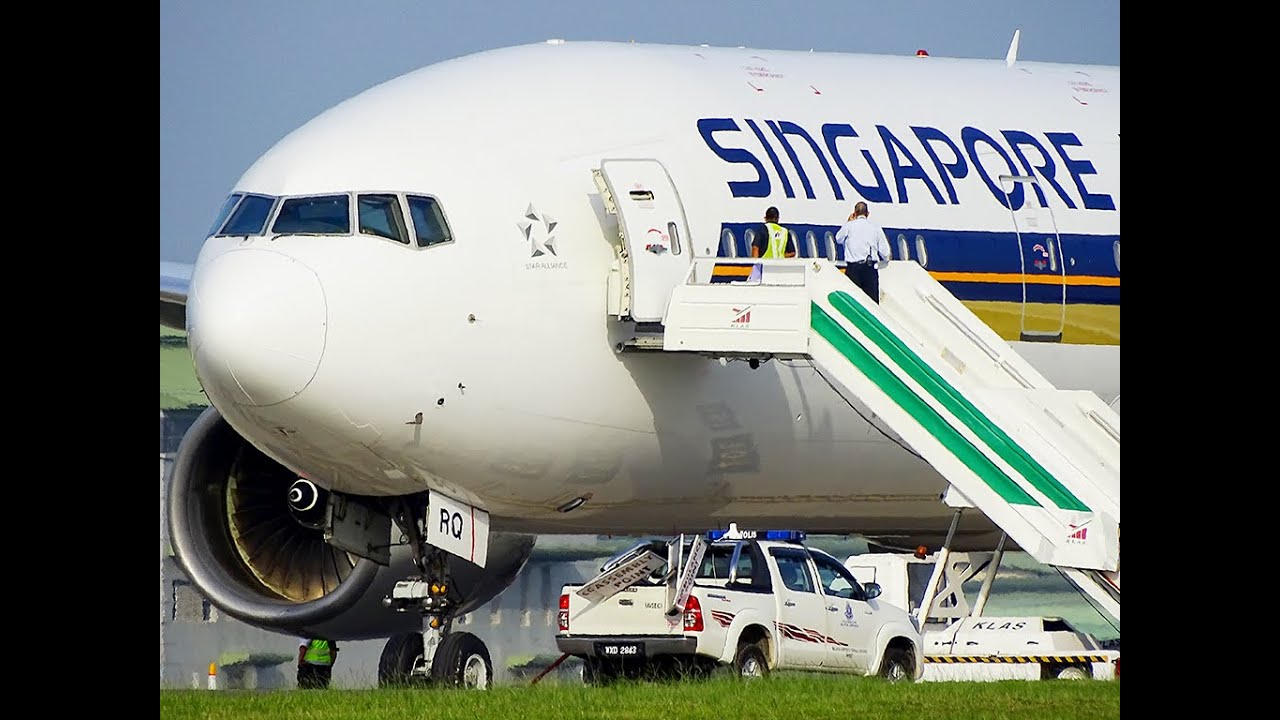 [FULLHD]LIVE ATC EMERGENCY LANDING Singapore Airlines Boeing 777 SQ425 ...