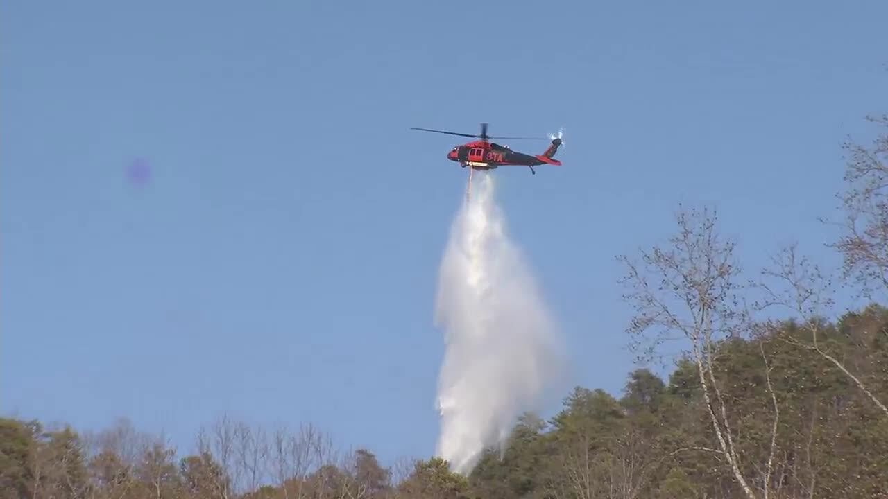 VIDEO: Helicopter drops water on 350-acre wildfire - YouTube