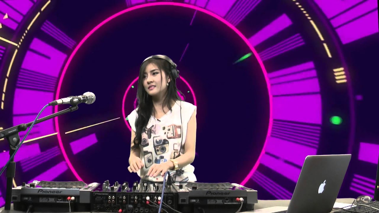 ดีเจฟ้าใส - DJ Faahsai บน Garena TalkTalk 19 กรกฏาคม 56 - YouTube