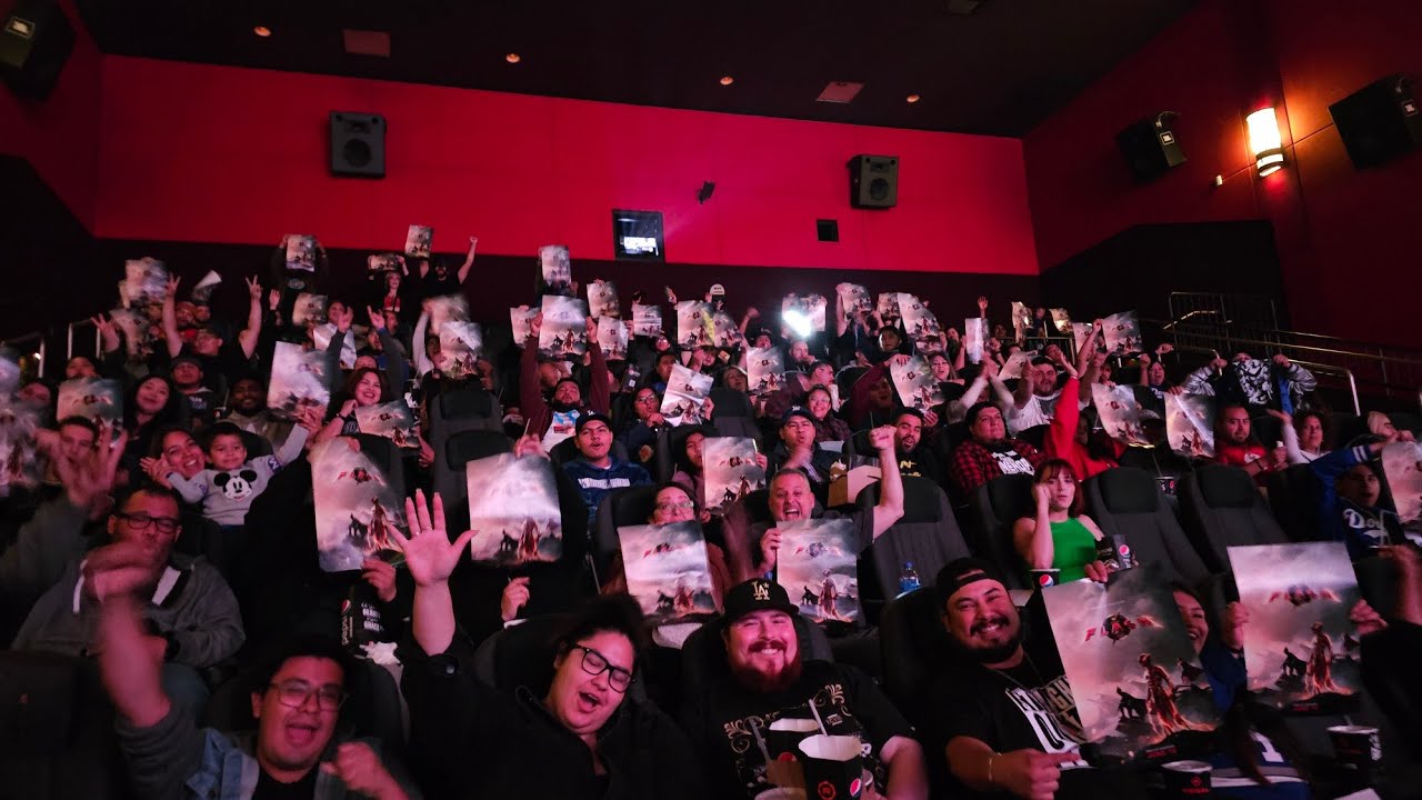 People going crazy at an advance screening of THE FLASH - YouTube