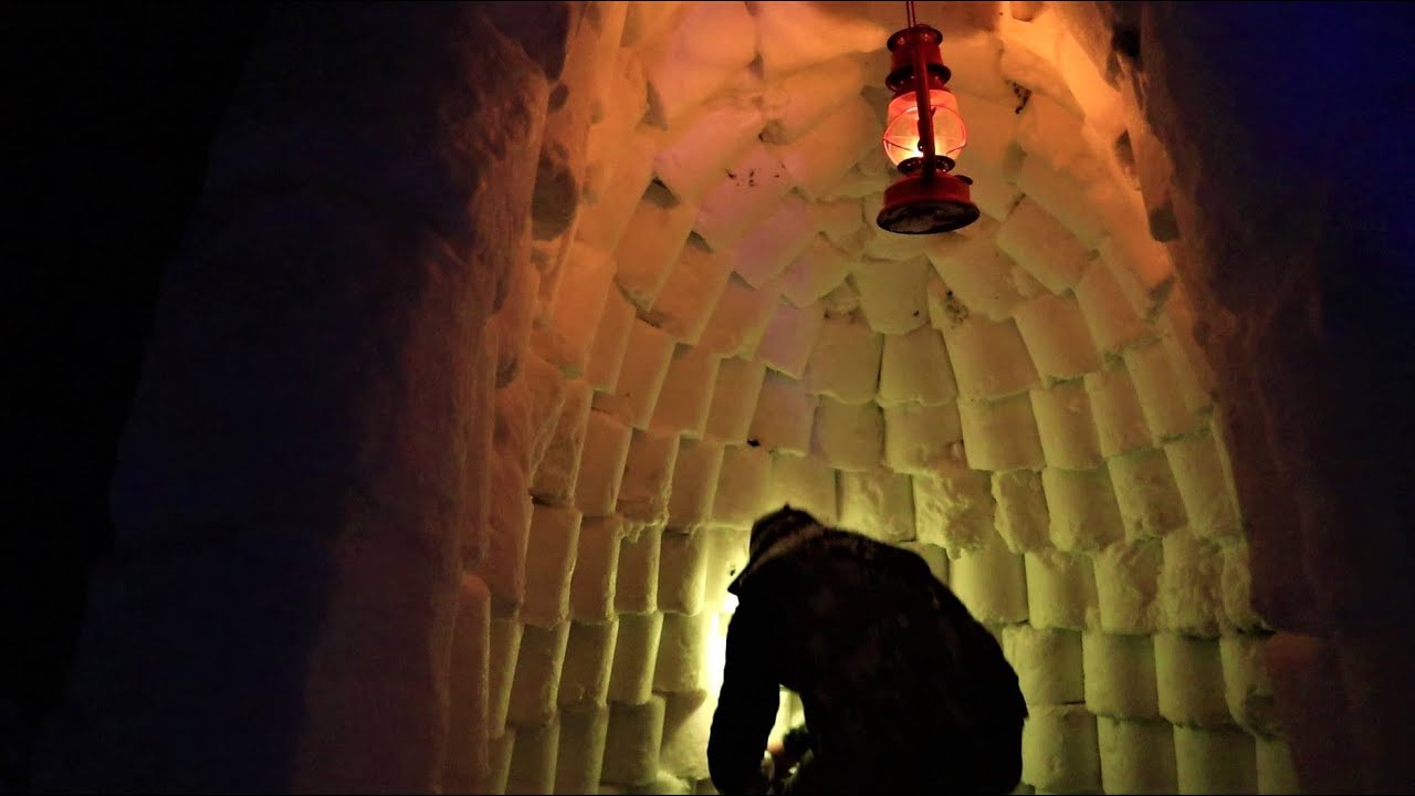 Winter Bushcraft camping. I made a shelter from the snow, an igloo ...