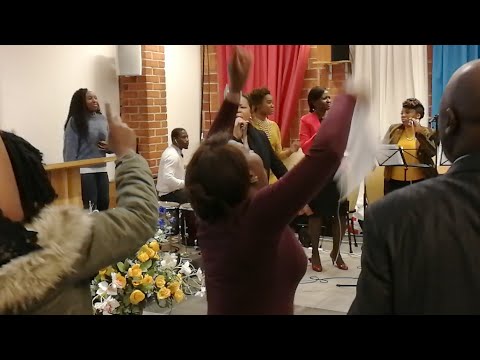 Sandra Mbuyi - Medley (Louange & adoration)