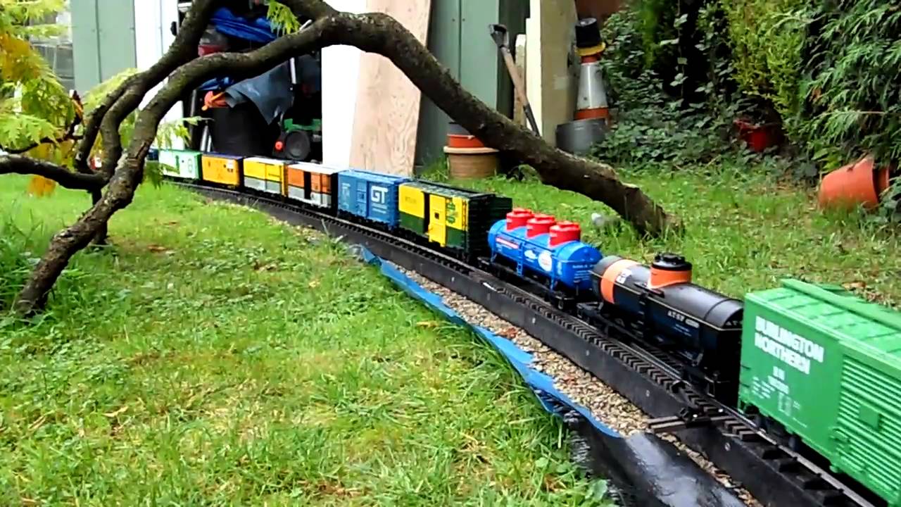 Santa Fe BNSF U25B freight in the garden - YouTube