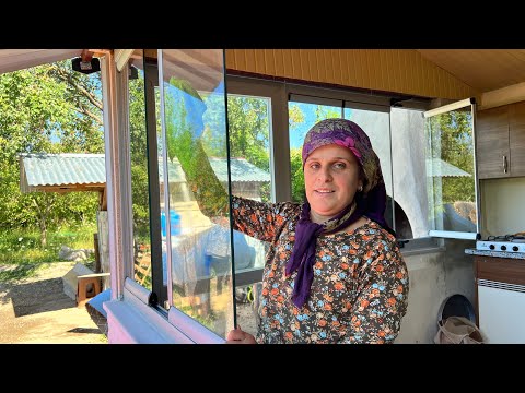 Güler le  birlikte bahçe deki evin temizliğini yaptık