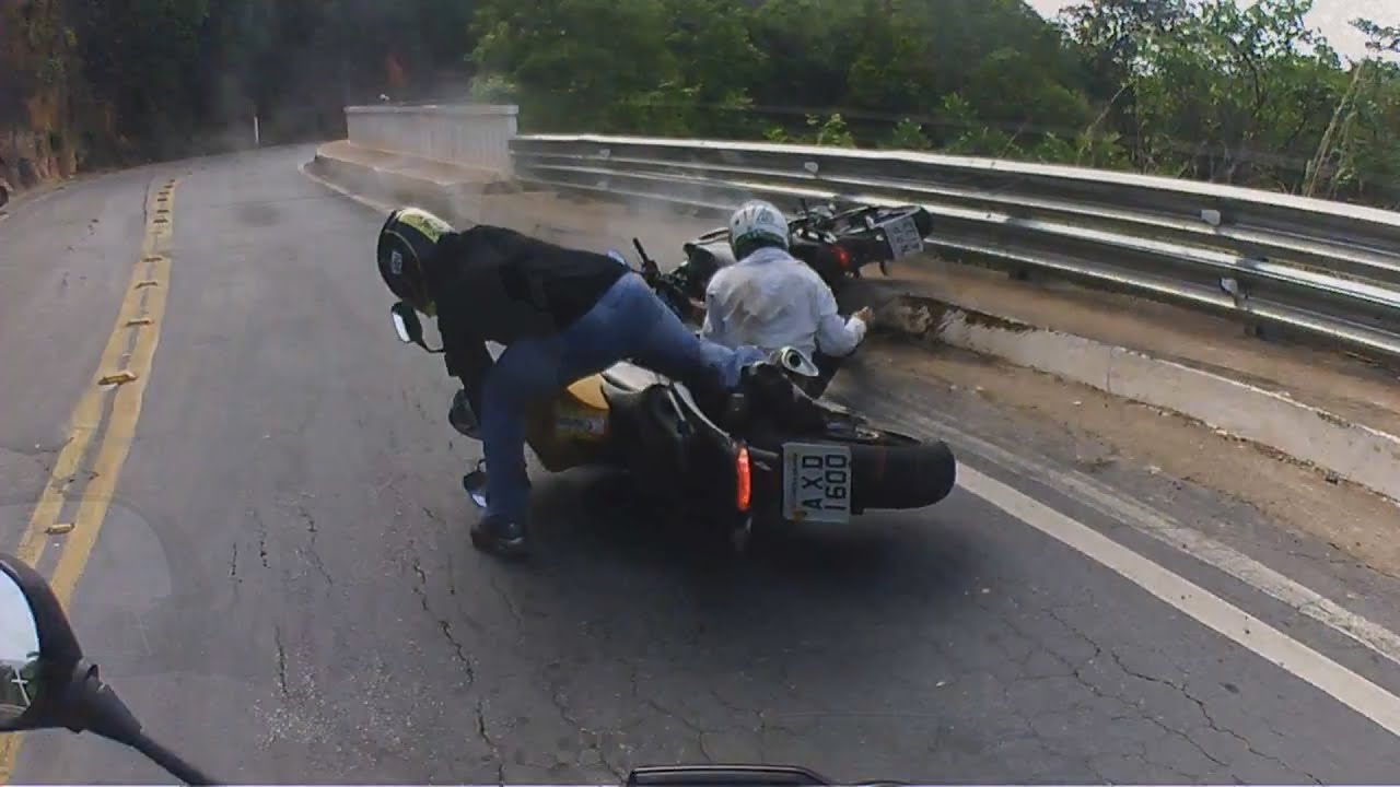 Passou reto na curva a xj6 e a hornet caiu junto - Motorcycle Crash ...