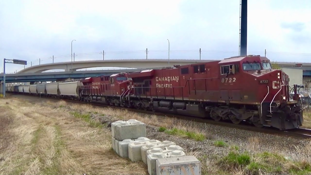 Horn Show!! CP 8722 Leads CP 201 West at Sunalta, Calgary AB. CP Laggan Subdivision. - YouTube