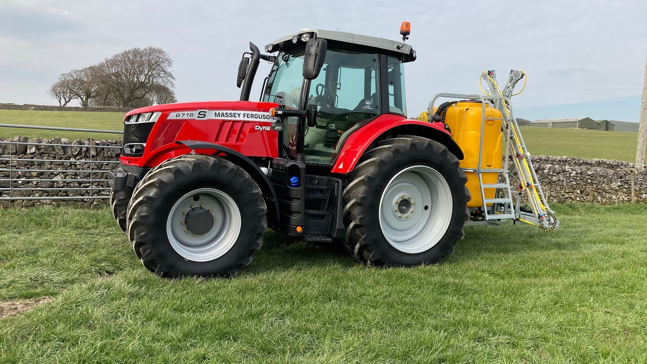 Massey Ferguson 6716s spraying jarmet hydraulic folding booms - YouTube