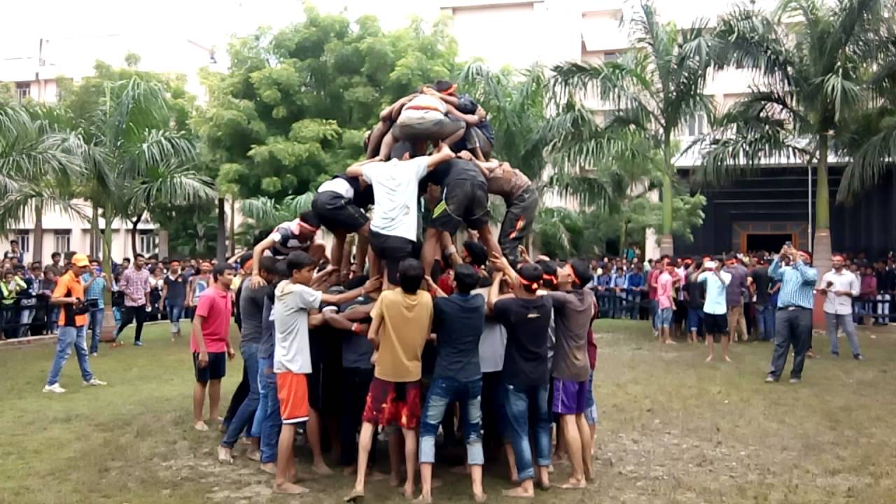 Human pyramid dahi handi competition - YouTube