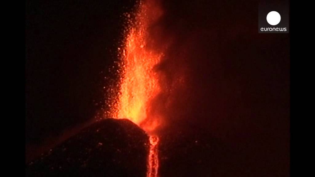 Spectaculaire Etna : le volcan en éruption crache des geysers de lave ...