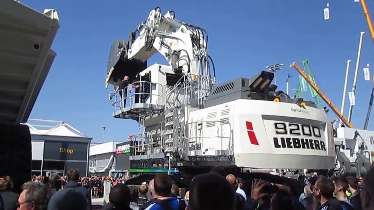 Liebherr R9200 - YouTube