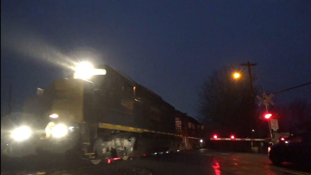 CSX 4450/NS 5640 Leads CSAO WPMI-61 Northbound on a Foggy Night (2/7/22 ...